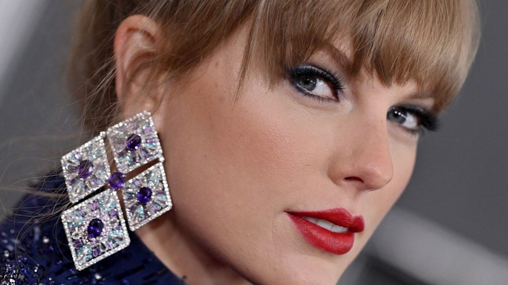 Taylor Swift’s teeth transformation in before and after photos sparks ...